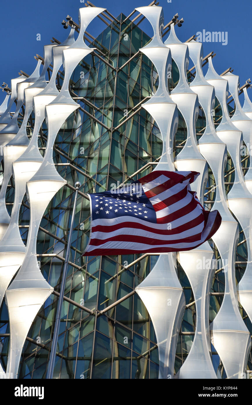 Nine Elms Lane, London, UK. 16th Jan, 2018. The new US embassy opens ...