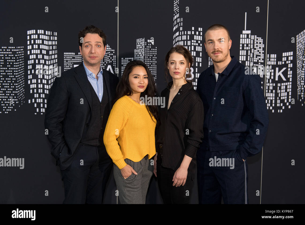 Hamburg, Germany. 16th Jan, 2018. Actors Marc Limpach (L-R), Mai Duong ...