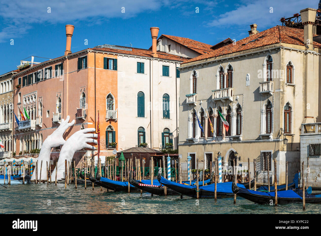 Giant hands sculpture venice hi-res stock photography and images - Alamy