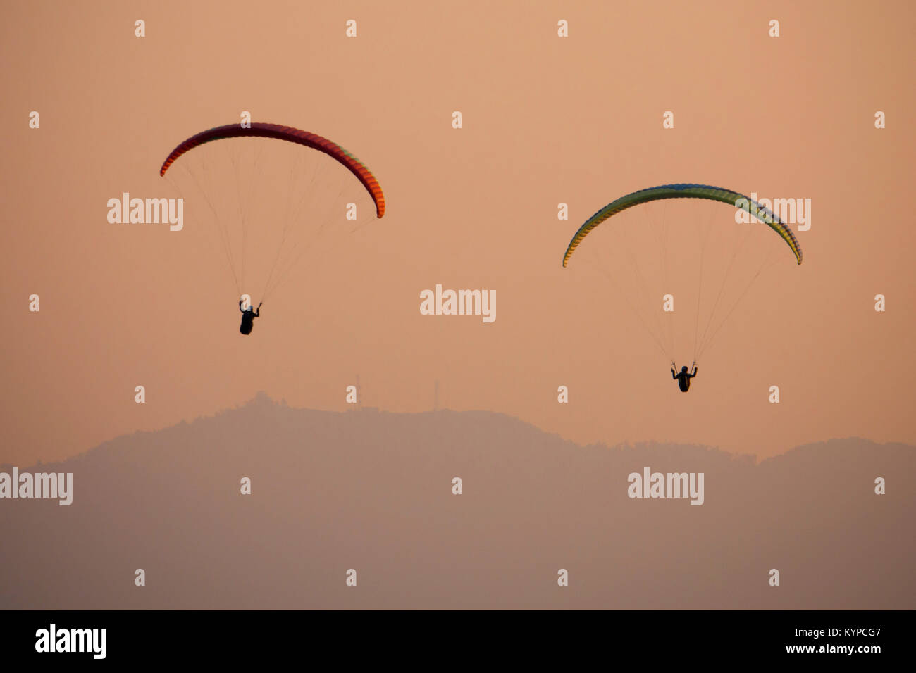 Paragliding in sunset hi-res stock photography and images - Alamy