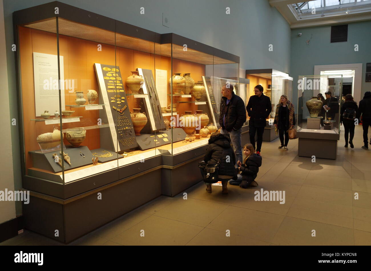 British museum london display case hi-res stock photography and images ...