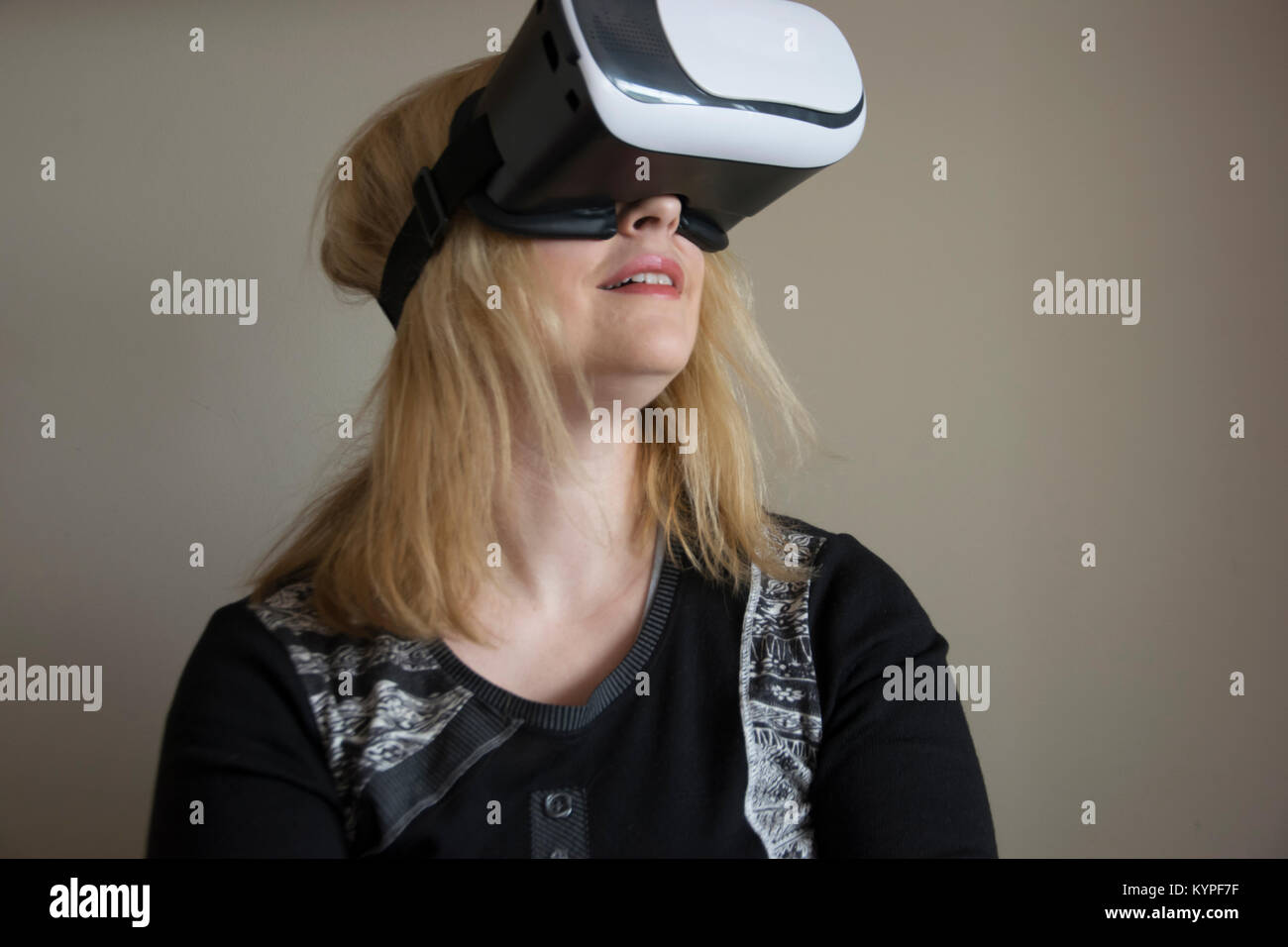 Headset woman virtual hi-res stock photography and images - Alamy