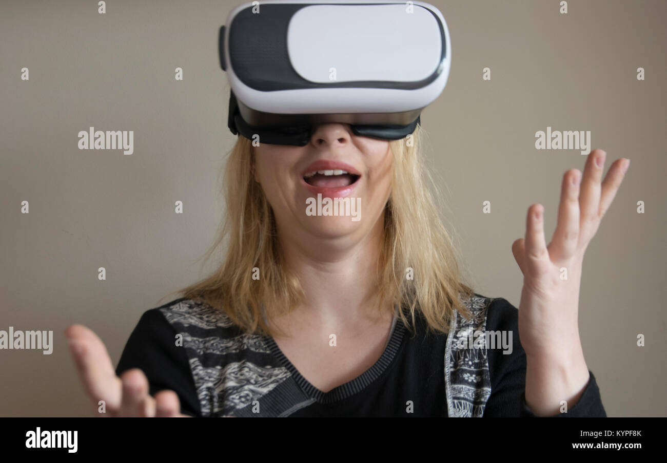 Middle aged woman vr hi-res stock photography and images - Alamy