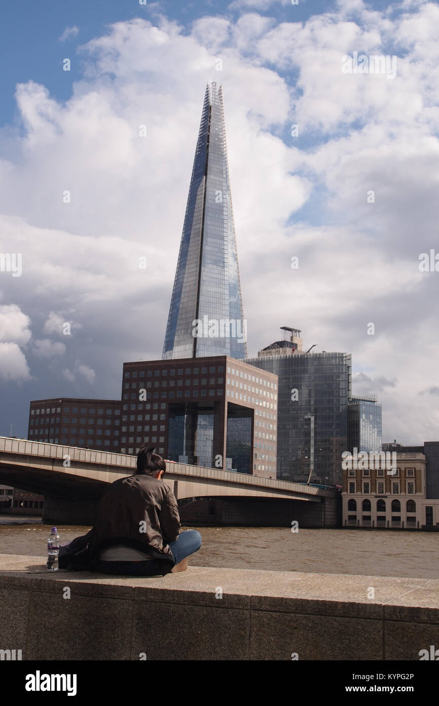 London river thames wall concrete hi-res stock photography and images ...