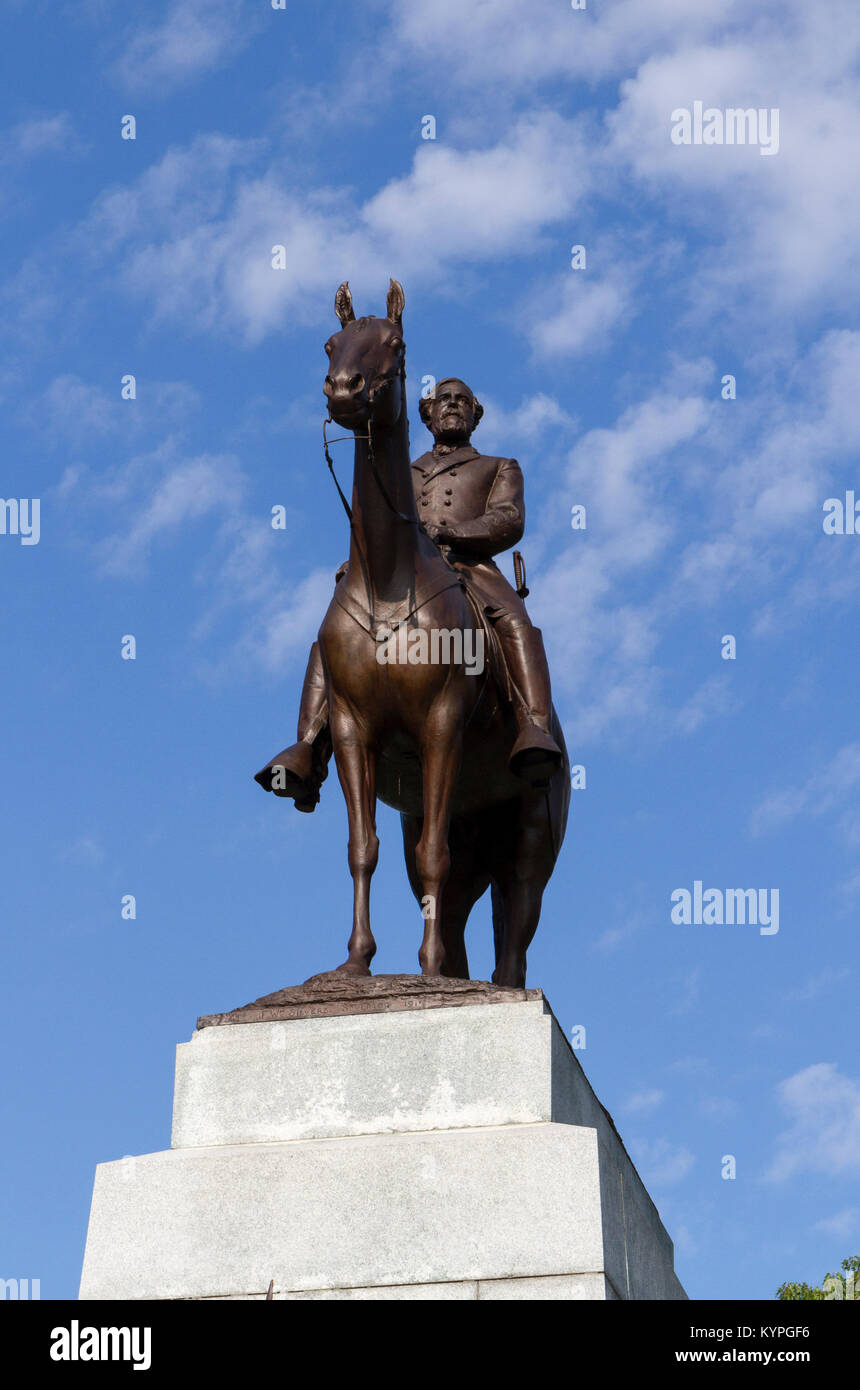 The Virginia State Monument with a bronze statue of General Robert E ...
