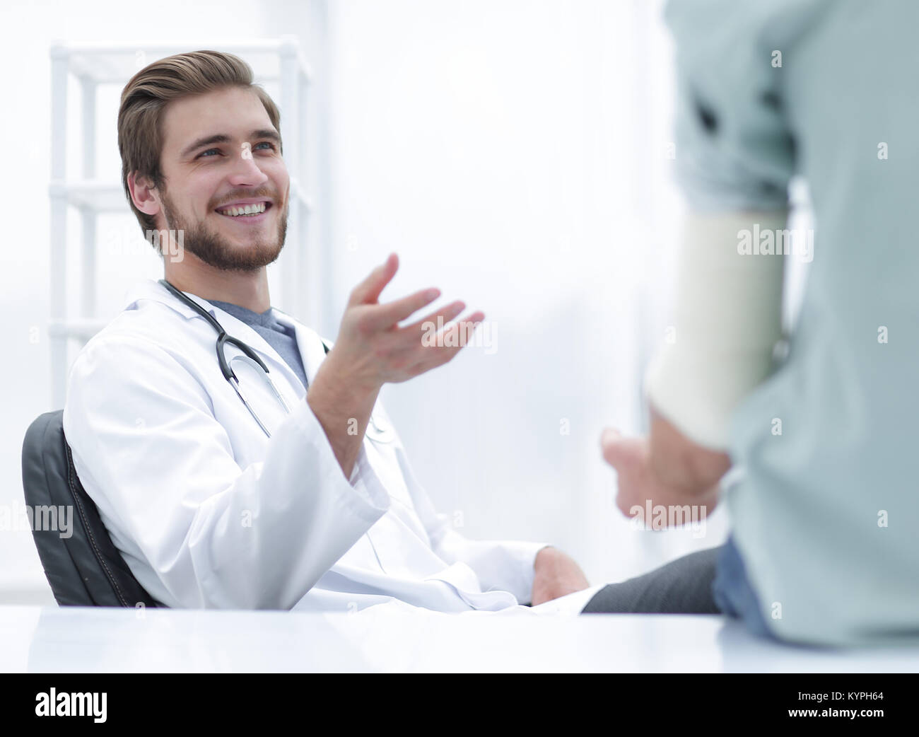 confident doctor explaining the patient's diagnosis Stock Photo - Alamy