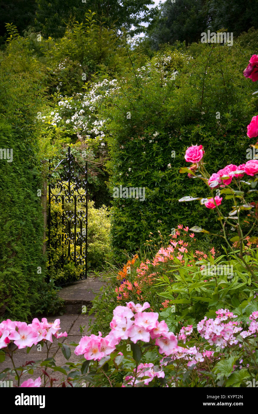 Open garden gate hi-res stock photography and images - Alamy