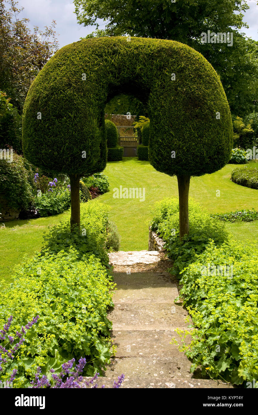 Topiary arch over a garden path Stock Photo - Alamy