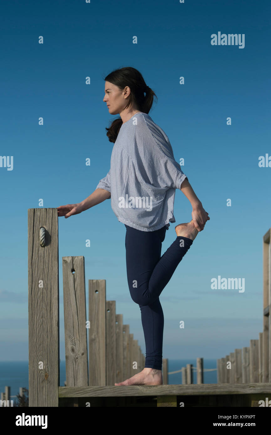 Stretching your quadriceps hi-res stock photography and images - Alamy