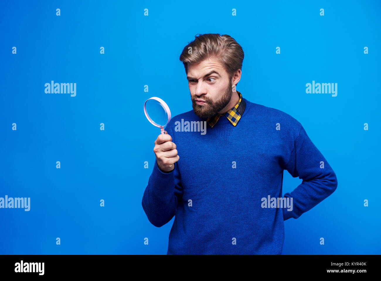 Detective magnifying glass hi-res stock photography and images - Alamy