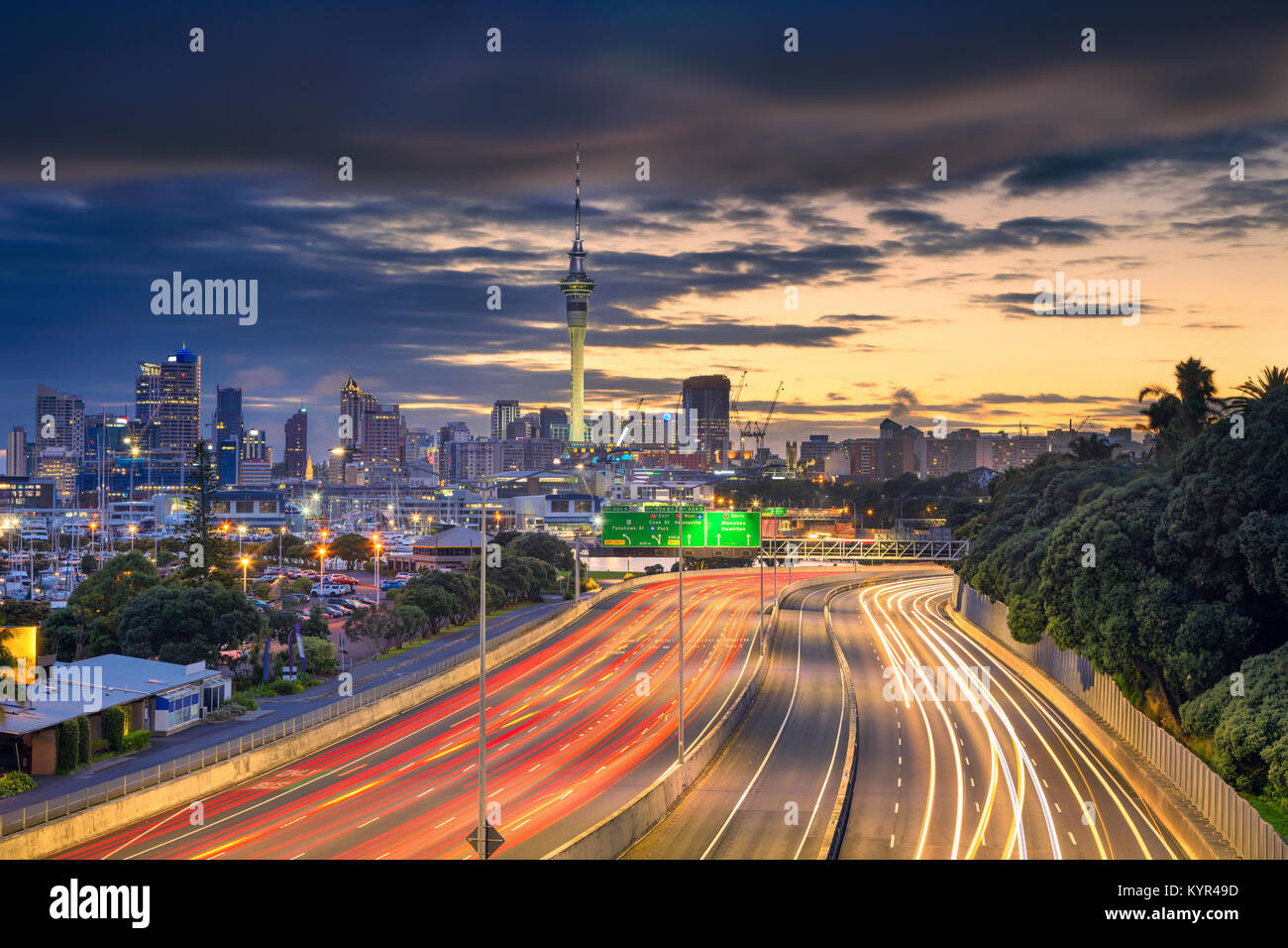 Auckland. Cityscape image of Auckland skyline, New Zealand at dawn ...
