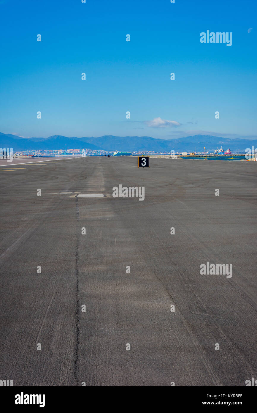 Gibraltar runway flight landing hi-res stock photography and images - Alamy