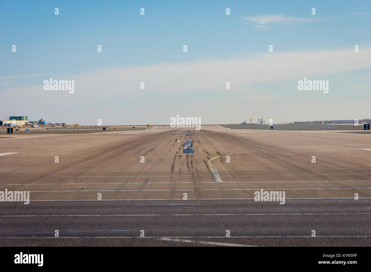 Empty airport runway hi-res stock photography and images - Alamy