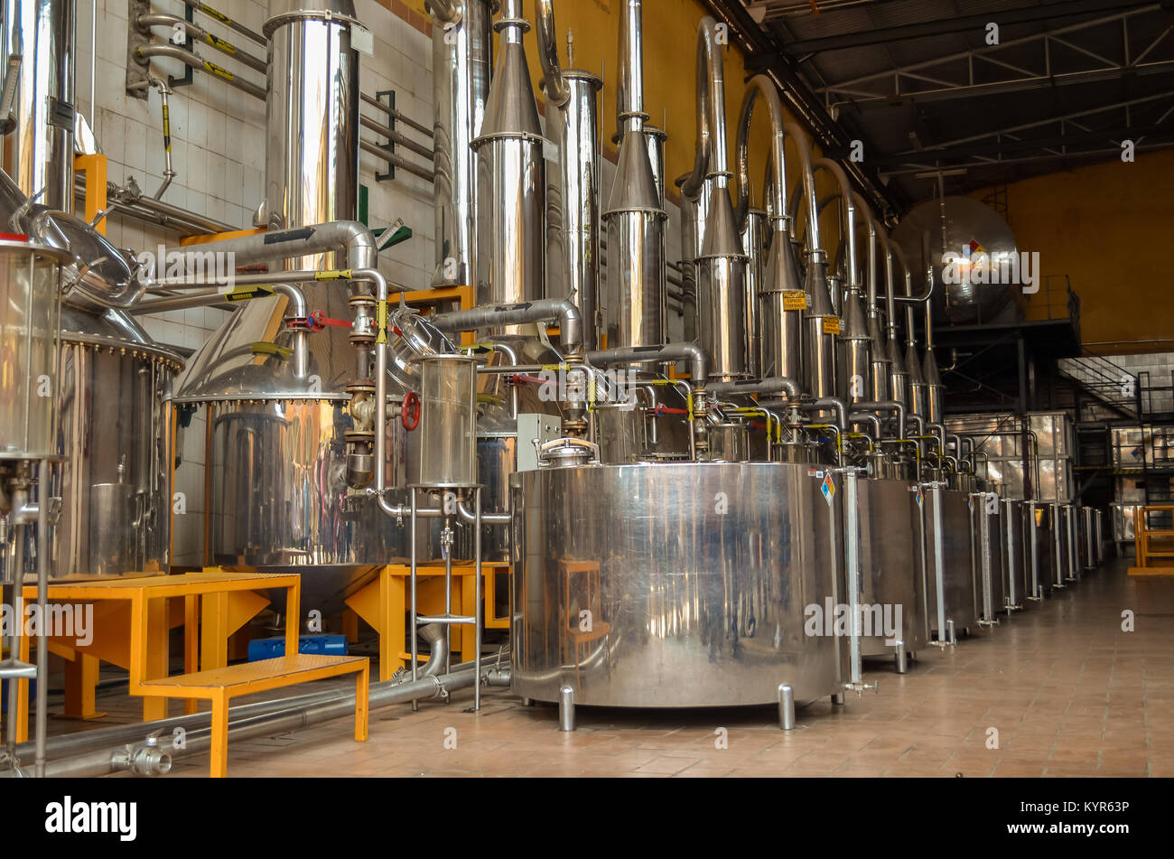 Equipment for the distillation of alcoholic beverages, distillation of ...