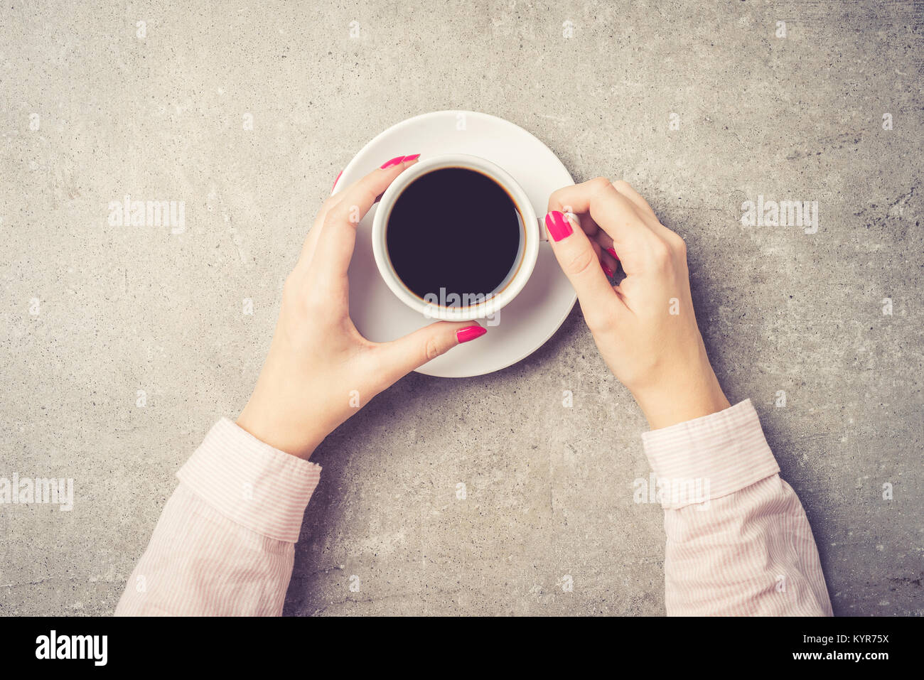 Hands holding coffee hi-res stock photography and images - Alamy