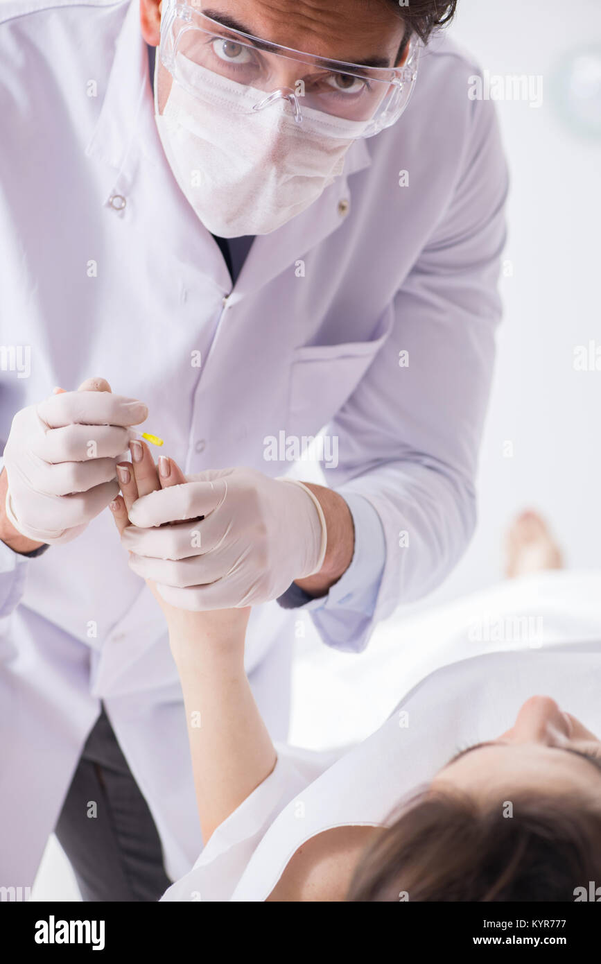 Police coroner examining dead body corpse in morgue Stock Photo - Alamy