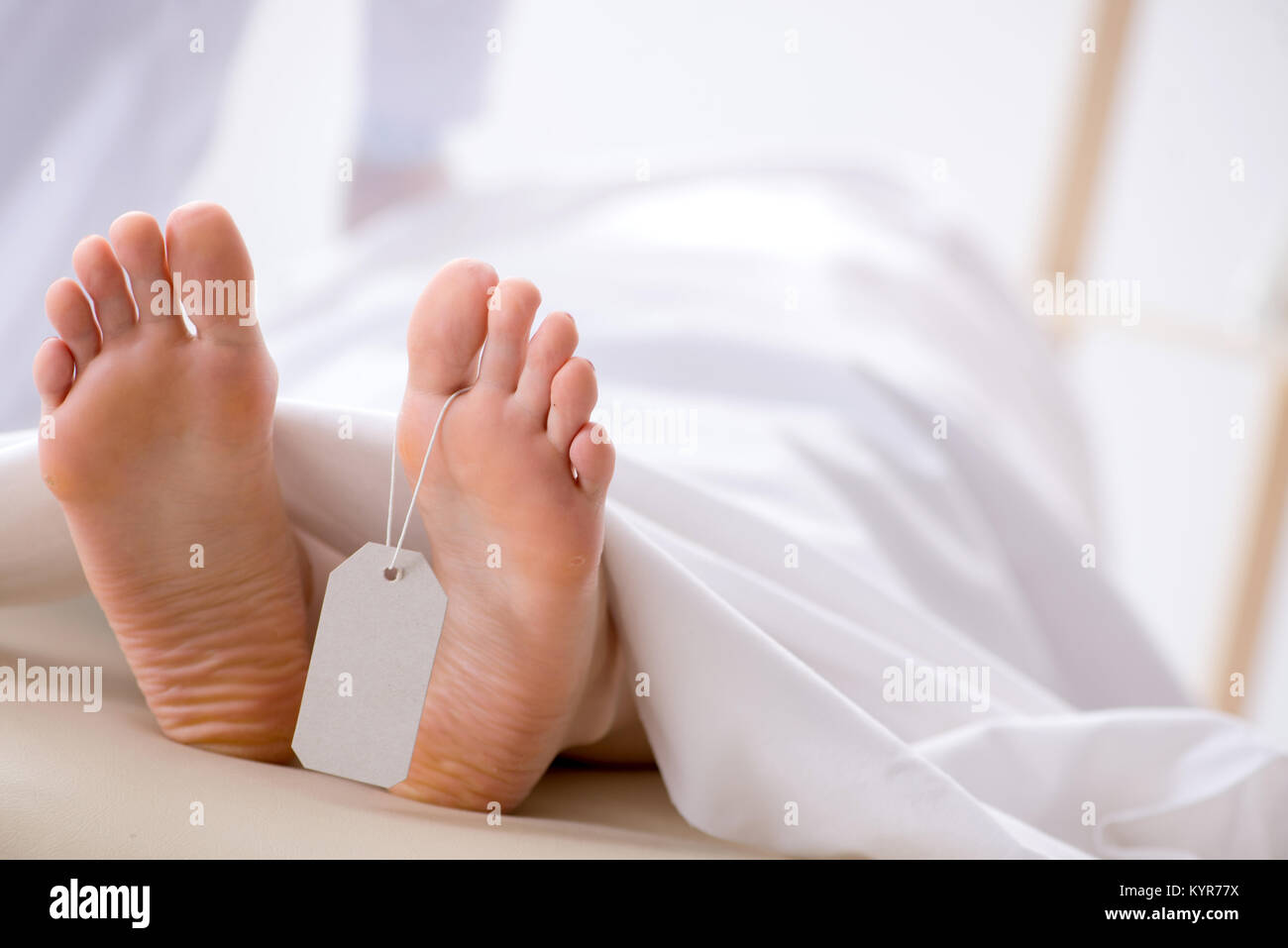 Dead female body and toe tag hi-res stock photography and images - Alamy