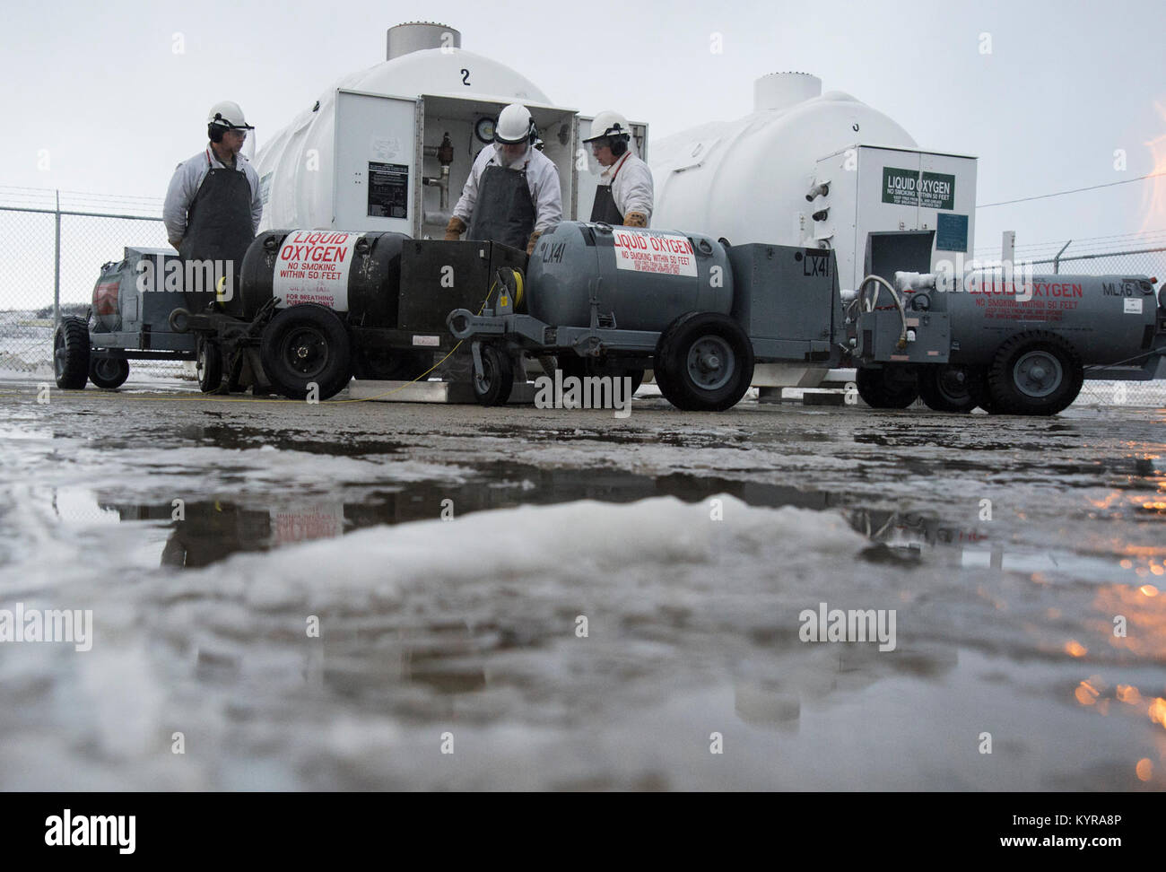 Us air force airmen fill hi-res stock photography and images - Alamy