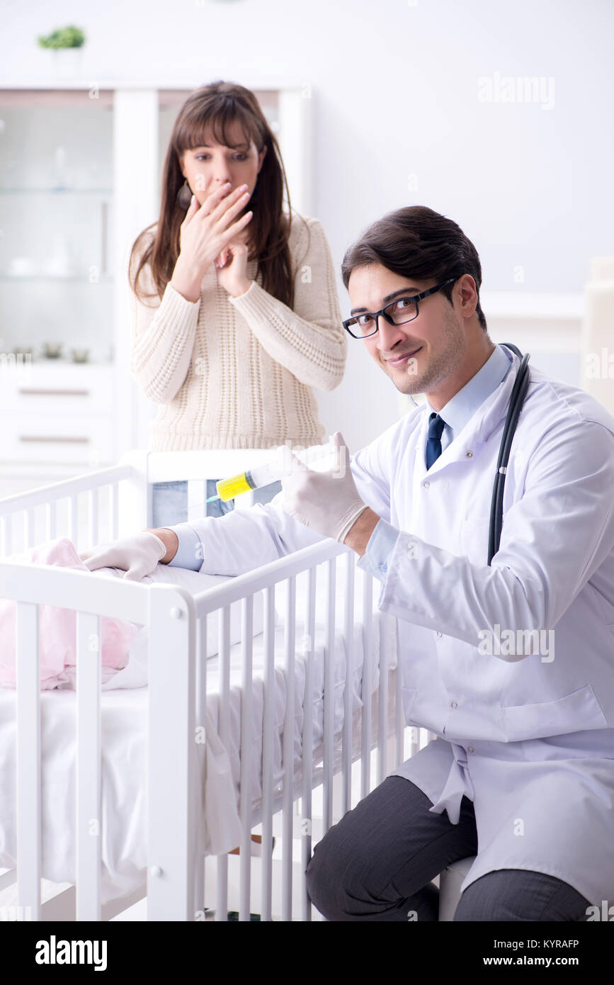 Doctor explaining to young mother Stock Photo - Alamy