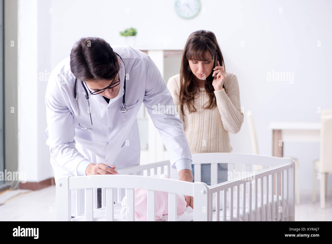 Doctor explaining to young mother Stock Photo - Alamy