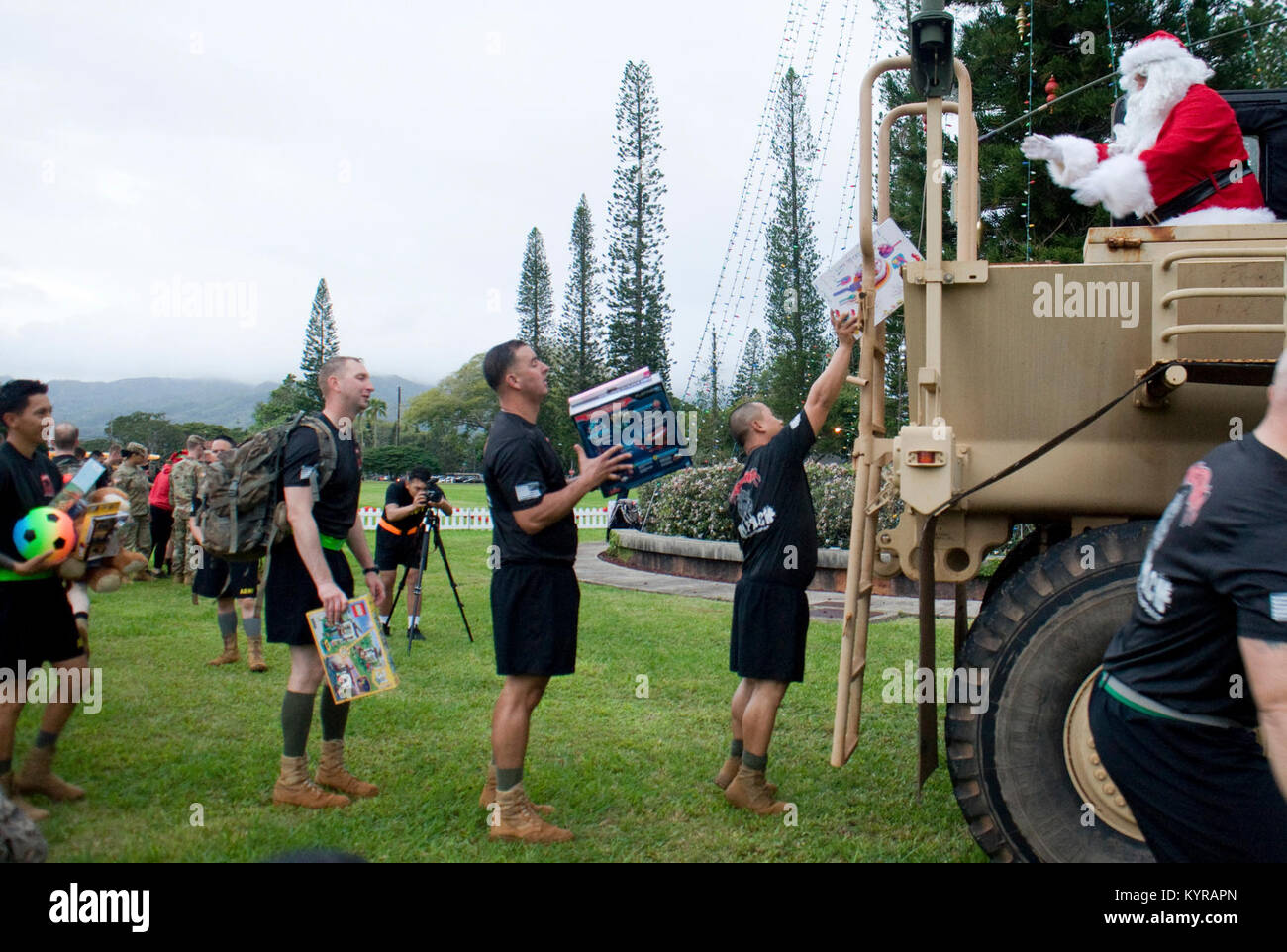 SCHOFIELD BARRACKS — Soldiers wait in line to turn in toy donations to ...