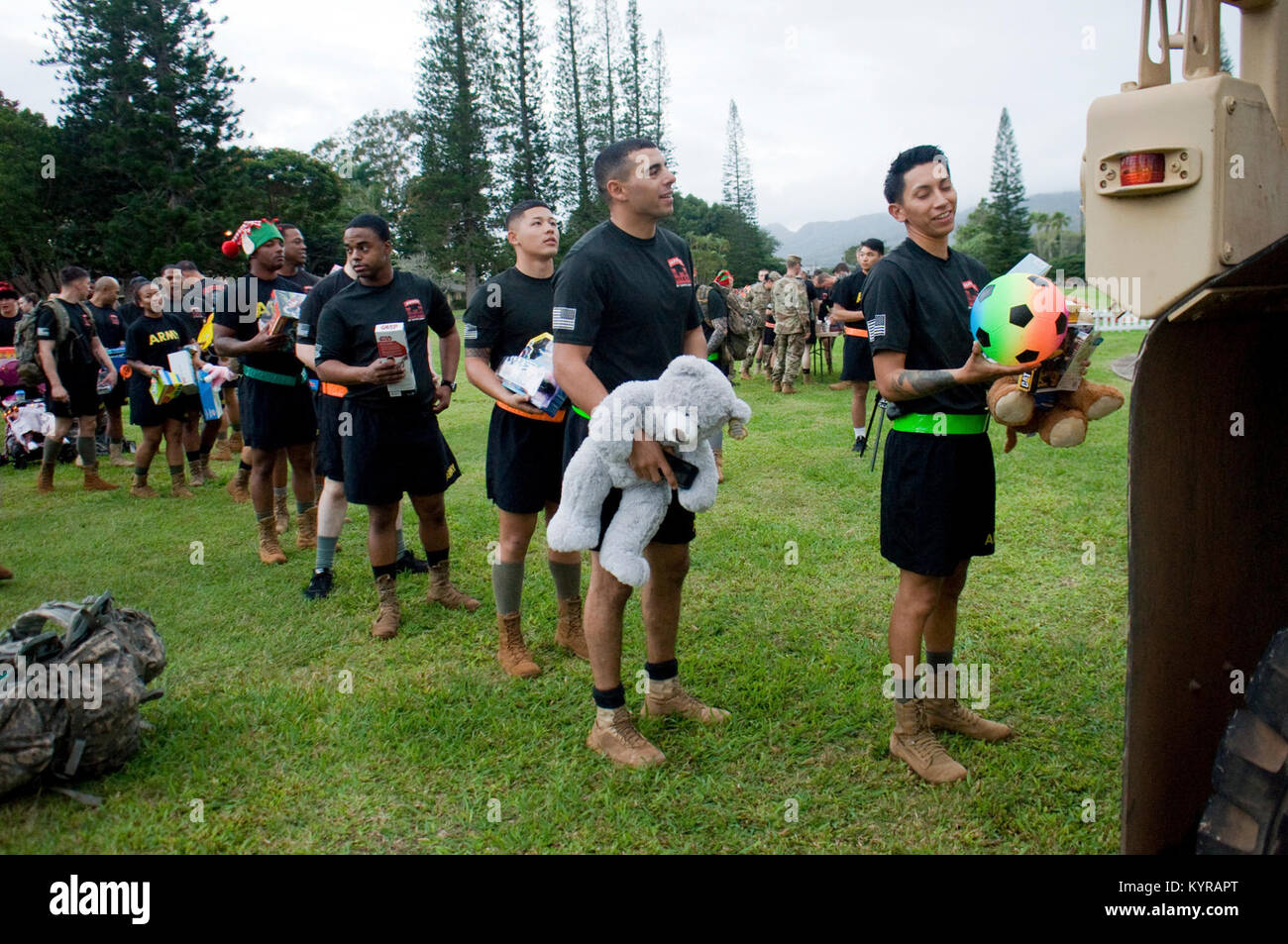 SCHOFIELD BARRACKS — Soldiers wait in line to turn in toy donations to ...