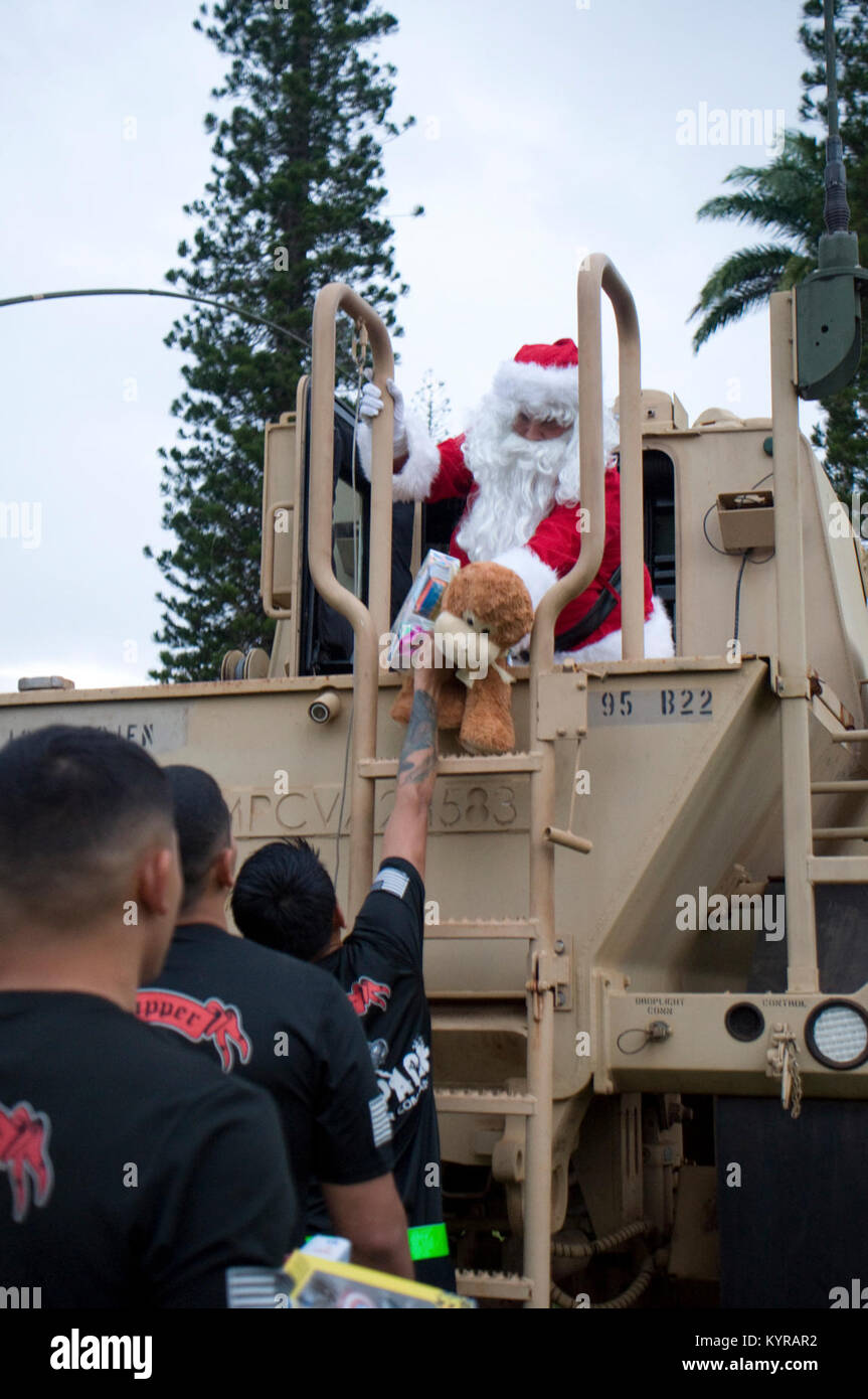 SCHOFIELD BARRACKS — Soldiers turn in toy donations to Santa Claus ...