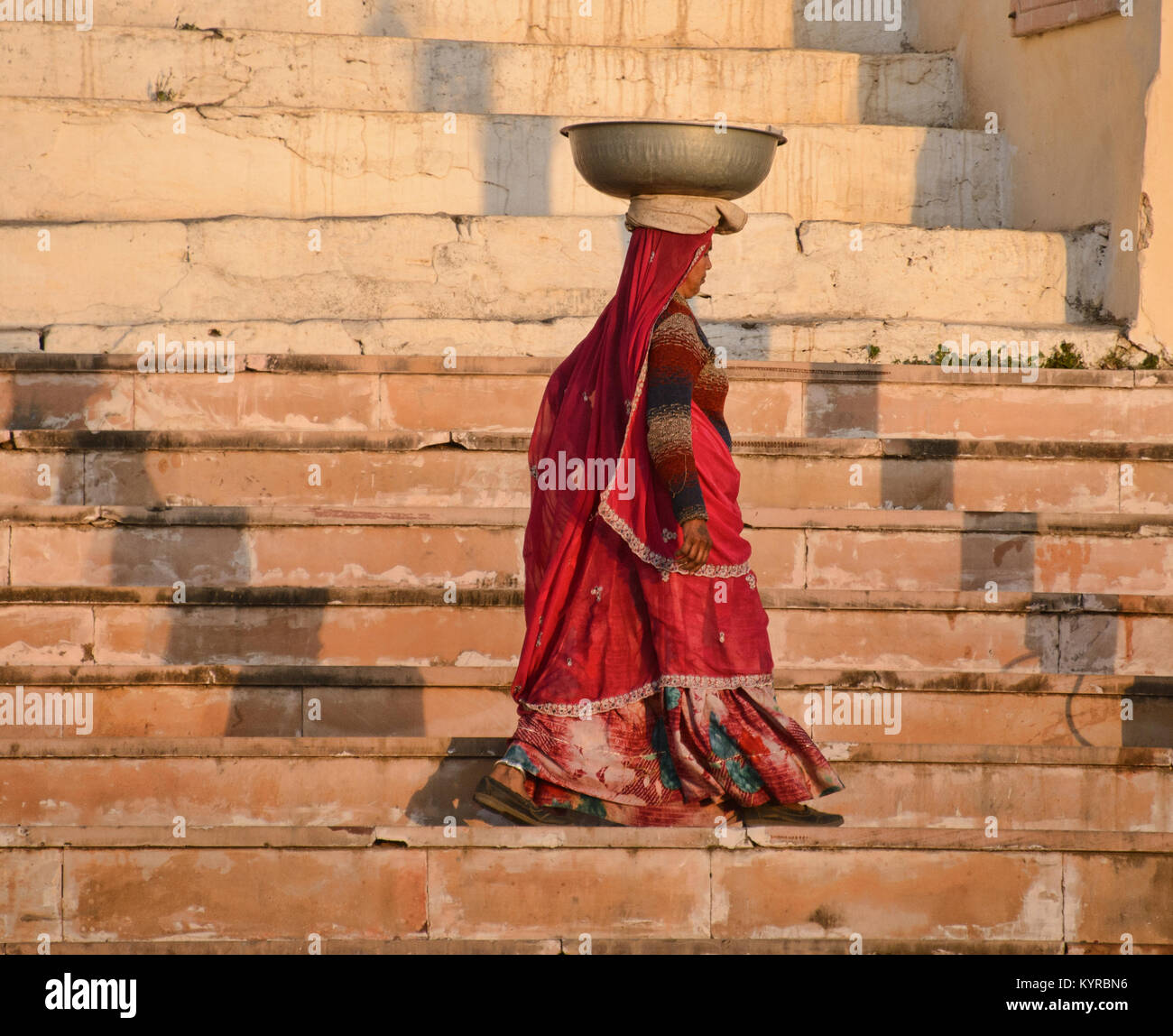Woman carrying pot in Pushkar, Rajasthan, India Stock Photo - Alamy