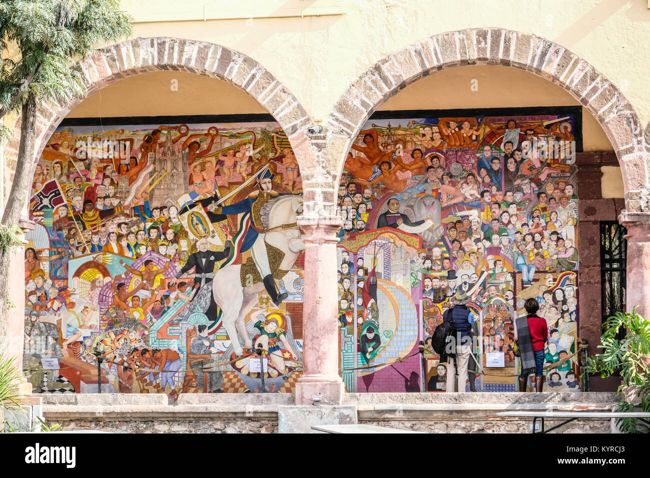 Two tourists viewing the giant mural at Instituto Allende at San Miguel ...