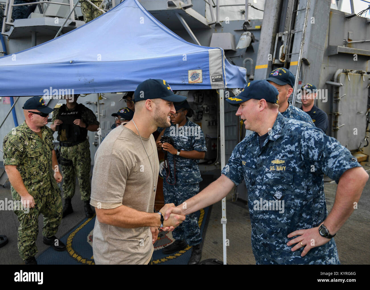 PEARL HARBOR (Jan. 11, 2018) Former National Football League (NFL ...