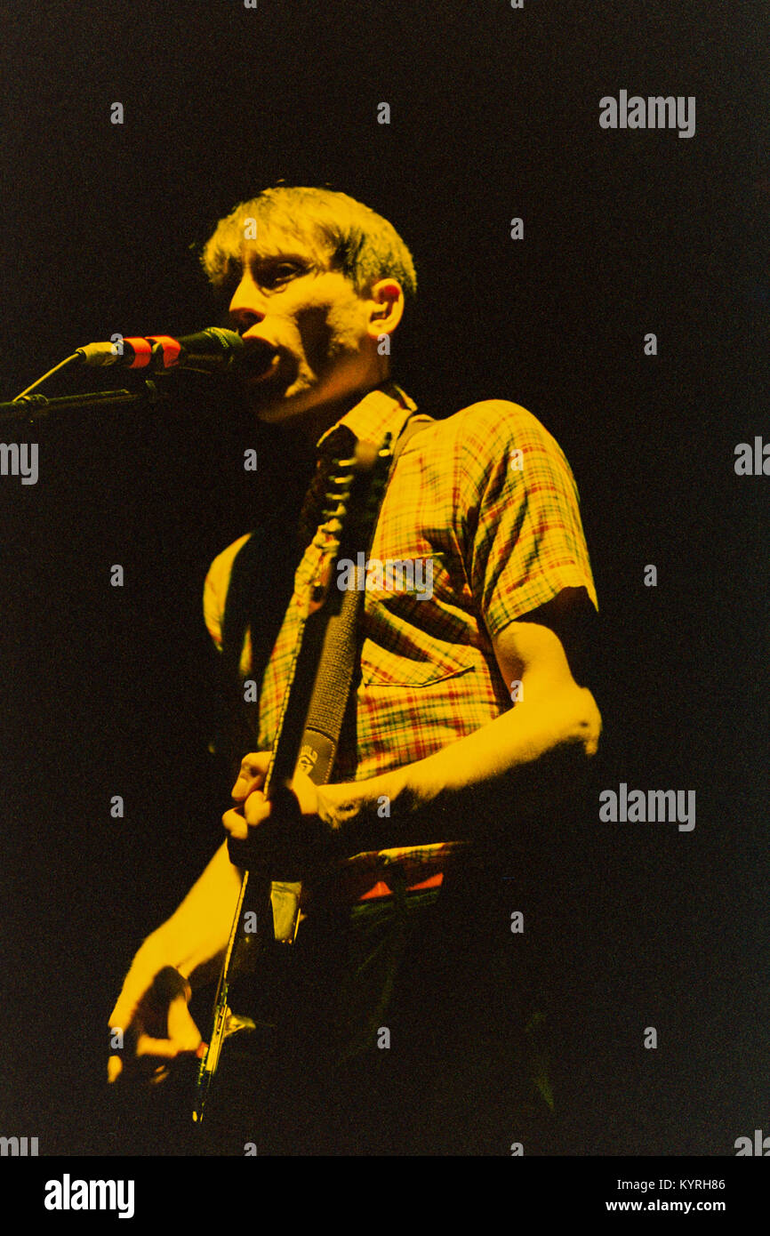 Alex Kapranos lead singer in Franz Ferdinand performing at the ...