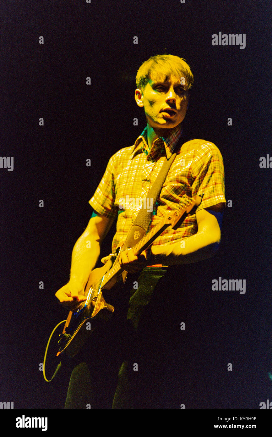 Alex Kapranos lead singer in Franz Ferdinand performing at the ...