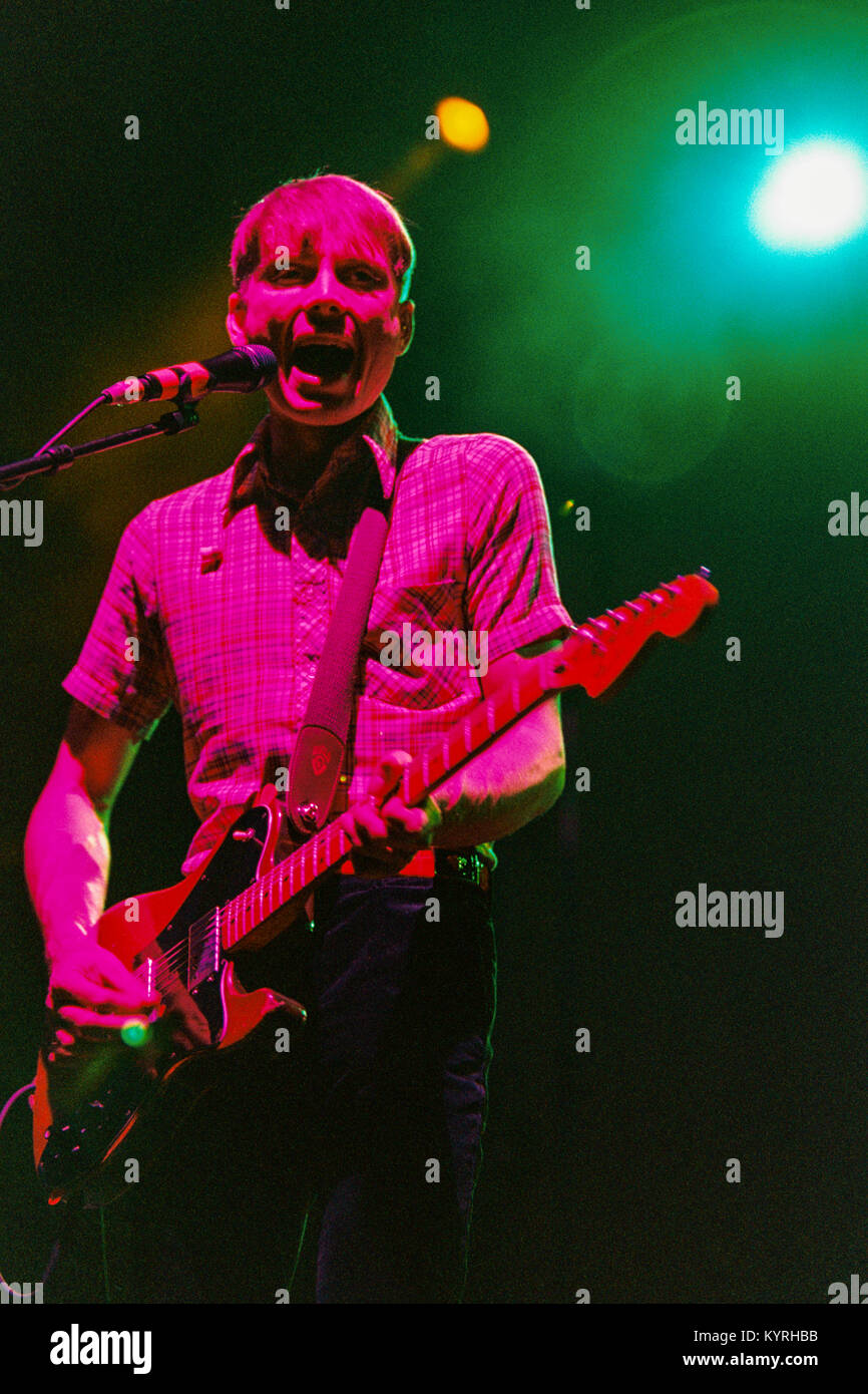 Alex Kapranos lead singer in Franz Ferdinand performing at the ...