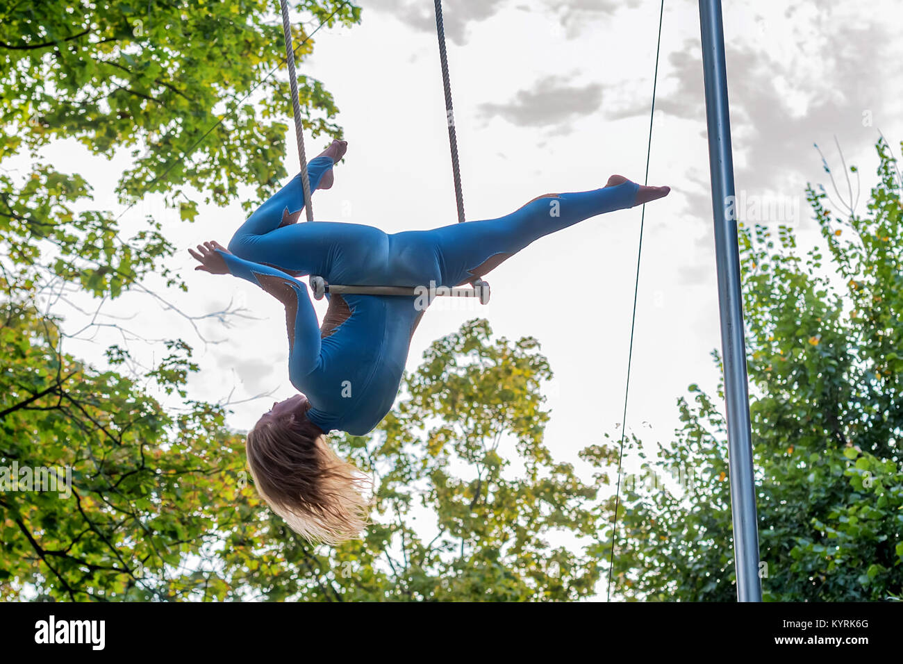 Female trapeze artist hi-res stock photography and images - Alamy