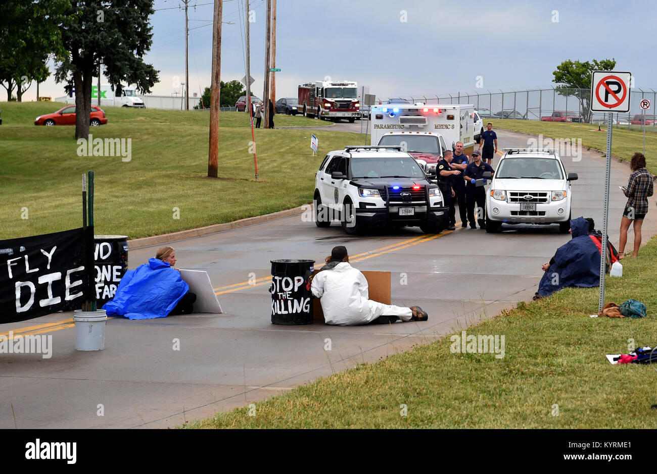 Des Moines Police block off the road as rescue crews arrive at the ...