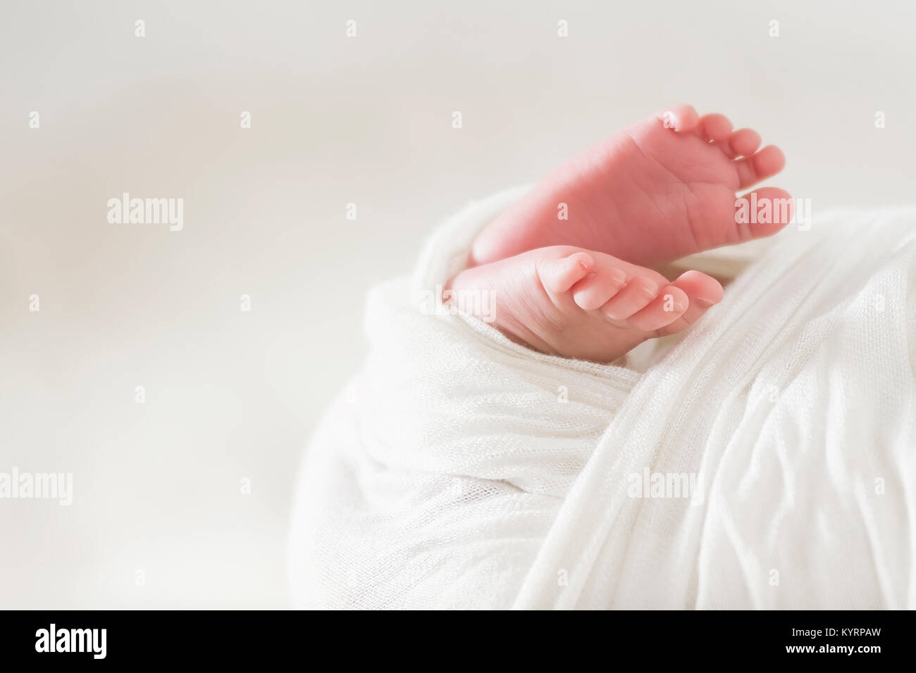 Feet of newborn baby hi-res stock photography and images - Alamy