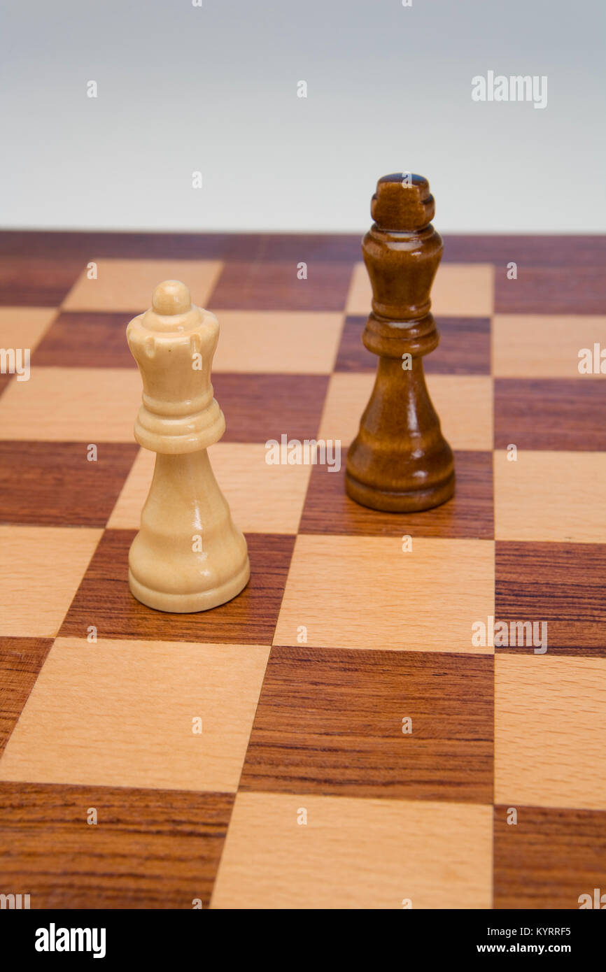 King and queen pieces on chess board Stock Photo - Alamy