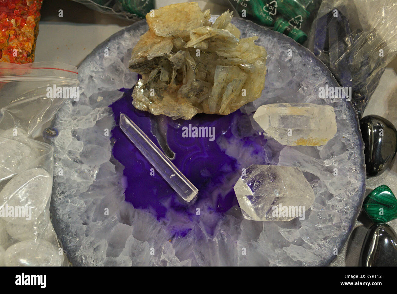 Healing crystals hi-res stock photography and images - Alamy