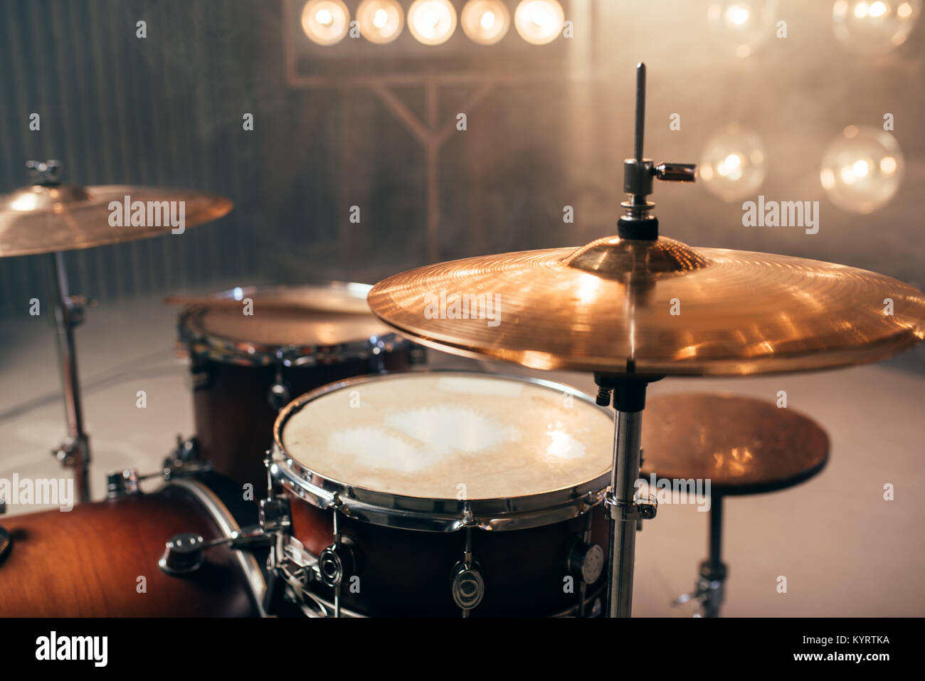 Drumkit on stage hi-res stock photography and images - Alamy