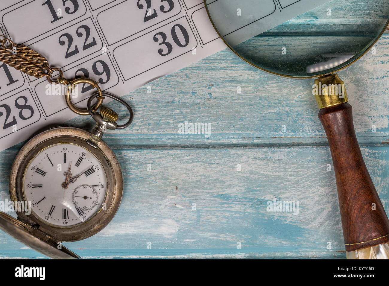Clock magnifying glass hi-res stock photography and images - Alamy