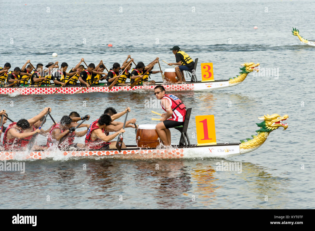 Chinese men and women rowing boat hi-res stock photography and images ...