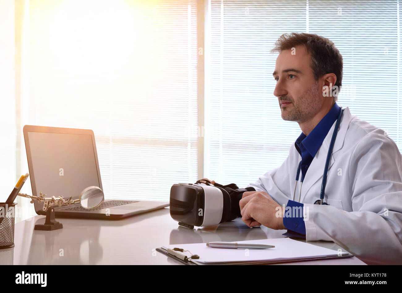 Medical virtual reality hi-res stock photography and images - Alamy