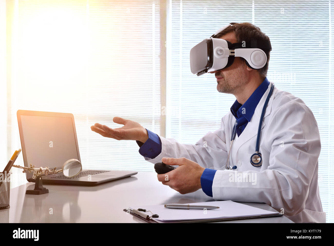 Virtual reality in medicine hi-res stock photography and images - Alamy