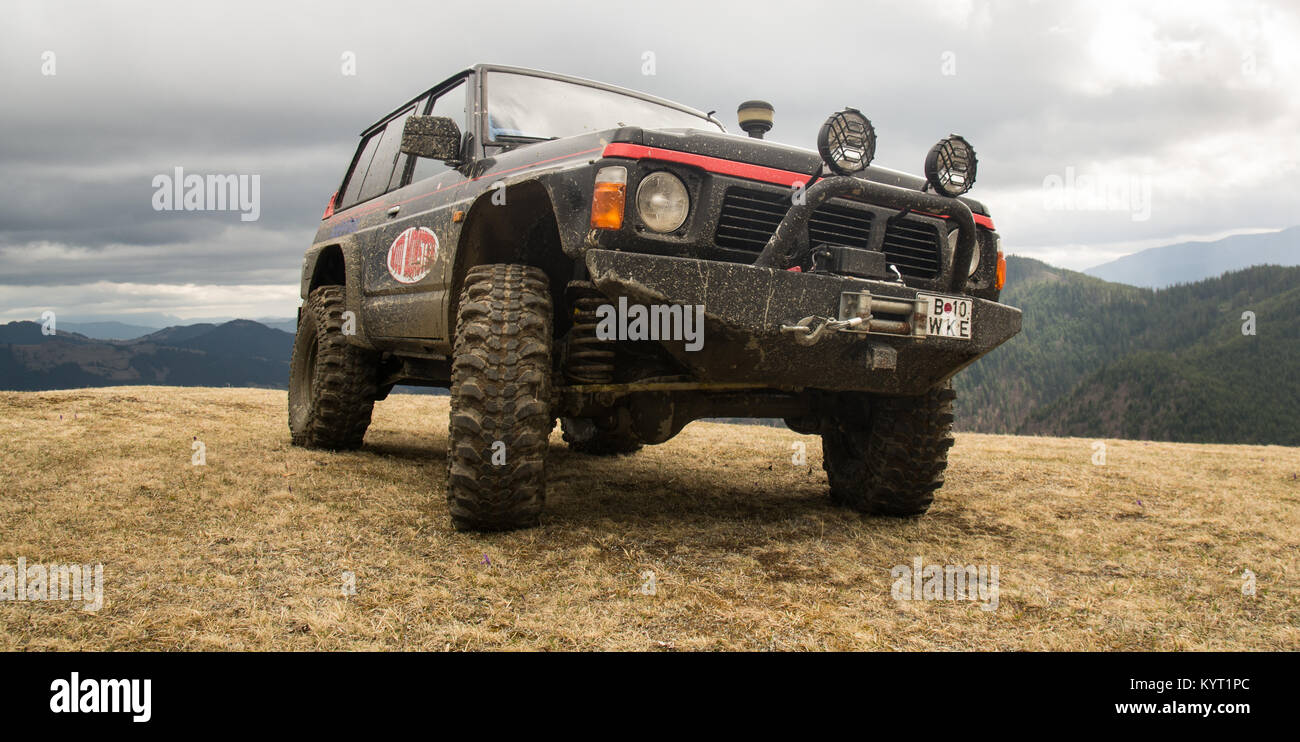Nissan patrol offroad hi-res stock photography and images - Alamy