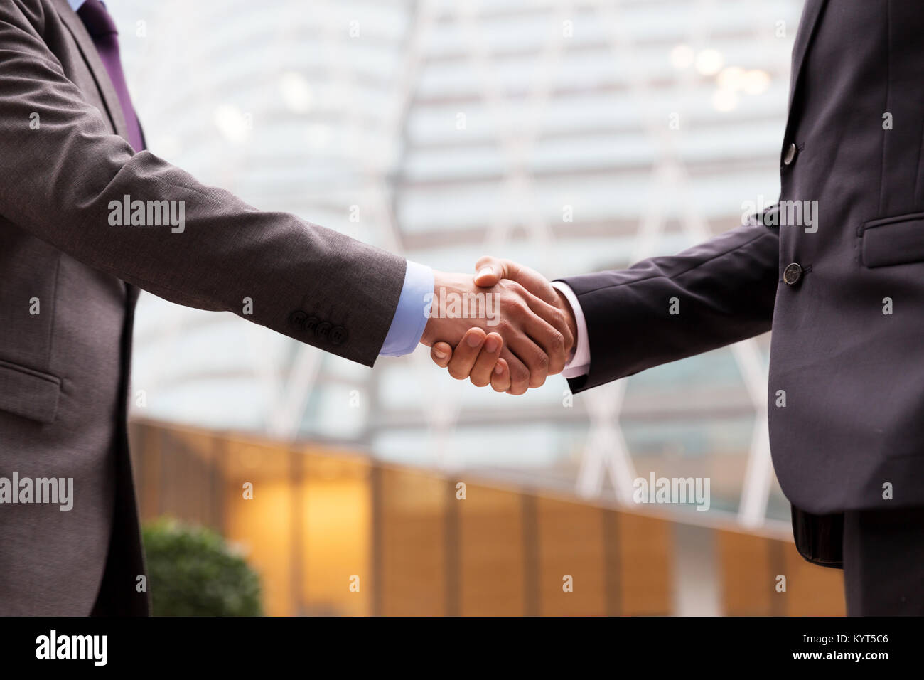 business handshake between men Stock Photo - Alamy