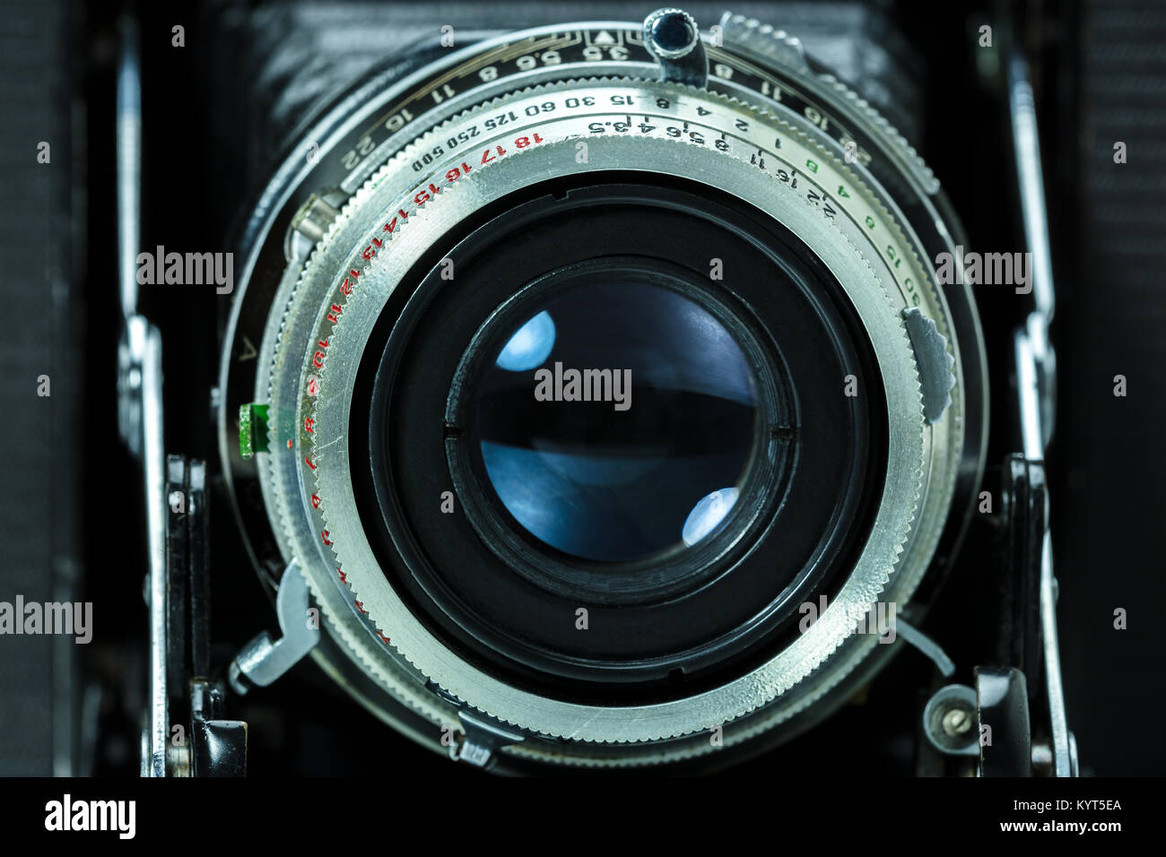 vintage retro photo camera. old camera lens closeup Stock Photo - Alamy