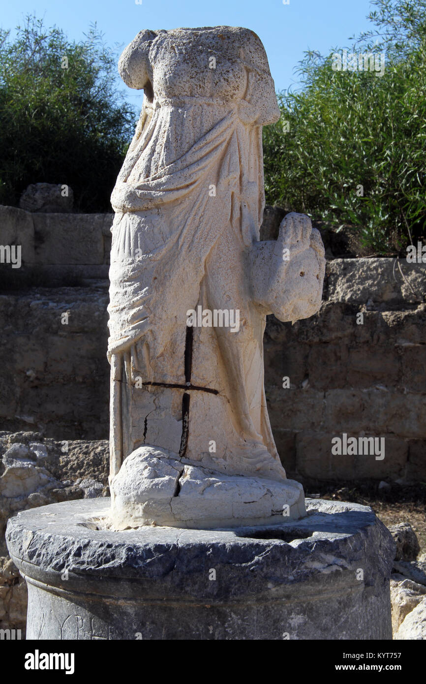 Headless ancient roman statue ruins hi-res stock photography and images ...