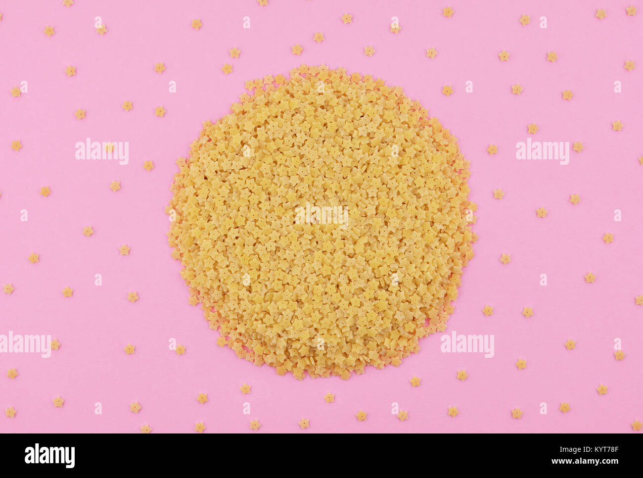 Uncooked italian pasta on pink trendy background Stock Photo - Alamy