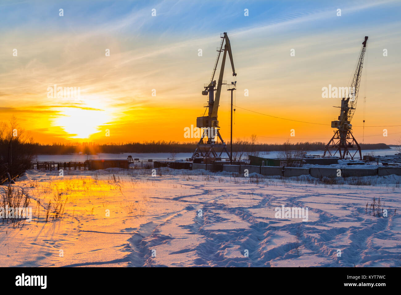Horizon crane hi-res stock photography and images - Alamy