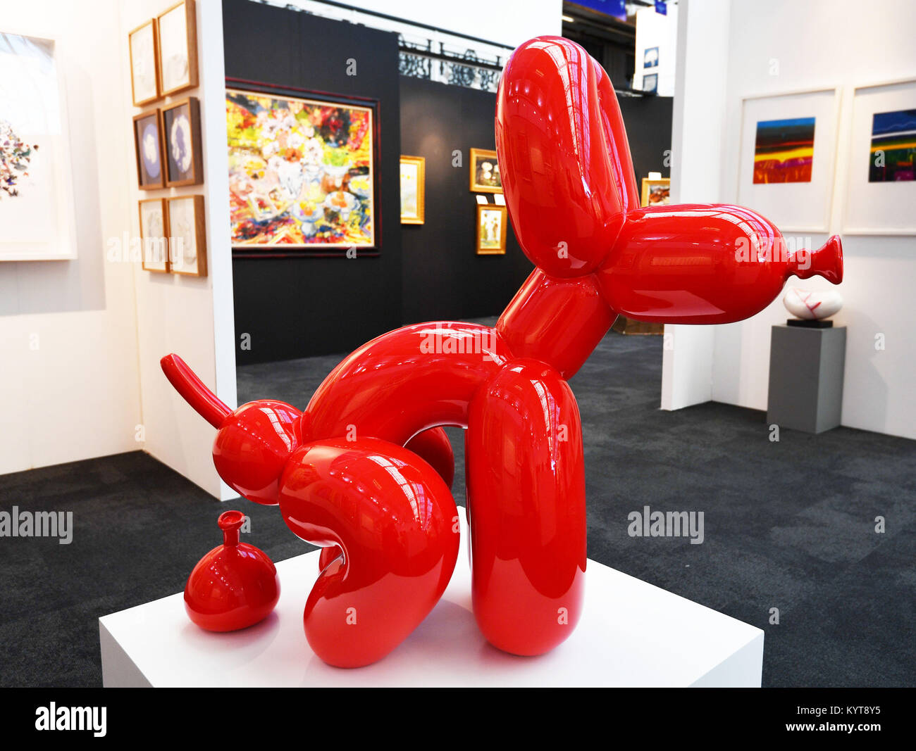 Balloon dog by jeff koons hi-res stock photography and images - Alamy